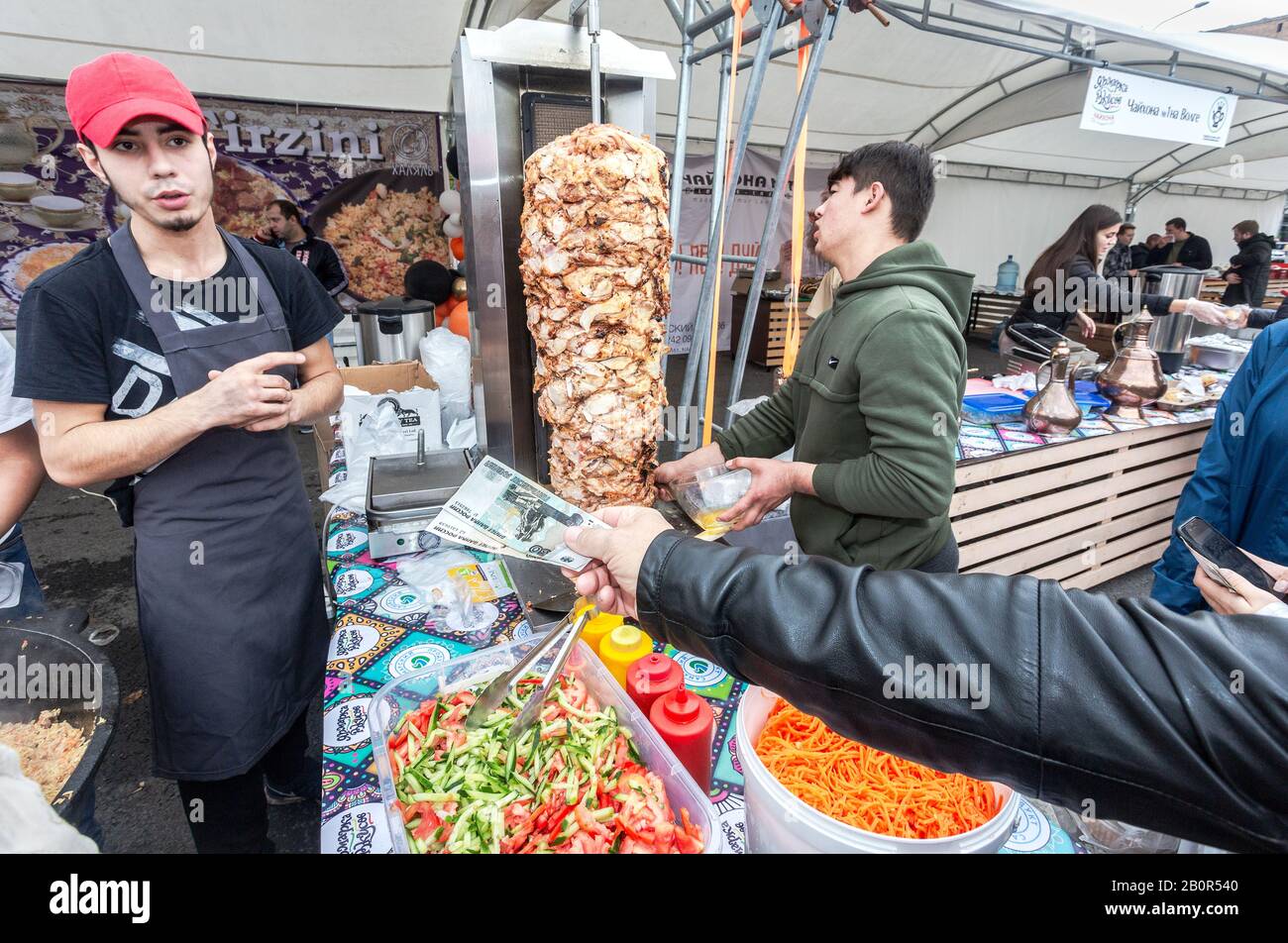 Samara, Russia - October 5, 2019: Cooking traditional fast food doner ...