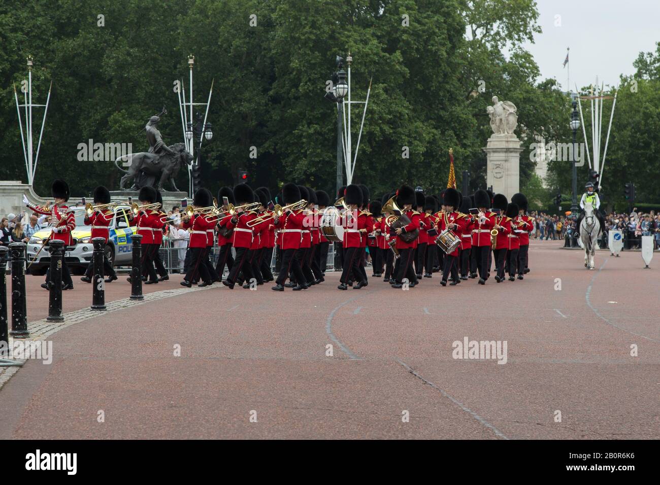Daily Ceremony of Changing of the Guard at Buckingham Palace in London ...