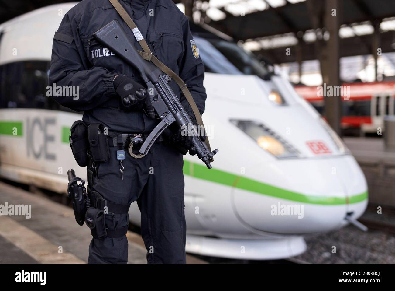 Aachen, Deutschland. 20th Feb, 2020. A federal police officer patrols ...