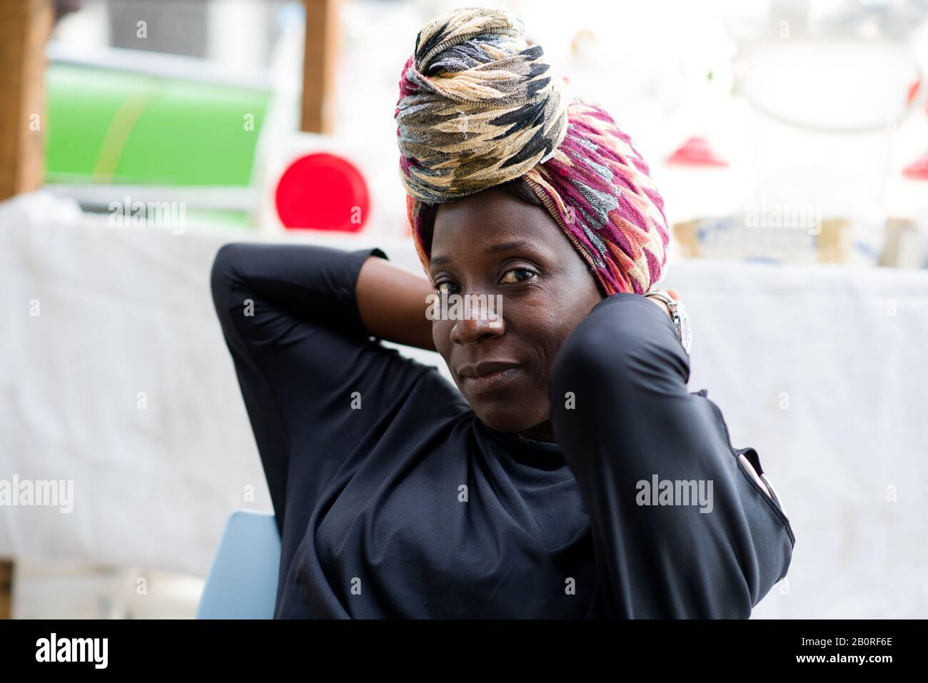 106/5000portrait of smiling african woman with a nice head scarf ...