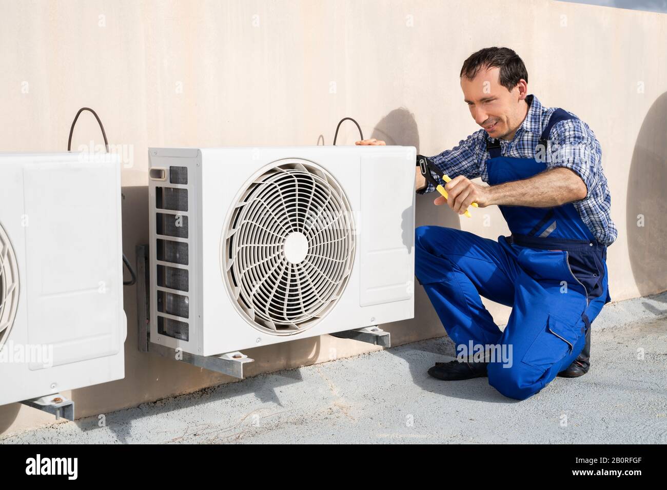 Men installing air conditioning hi-res stock photography and images - Alamy