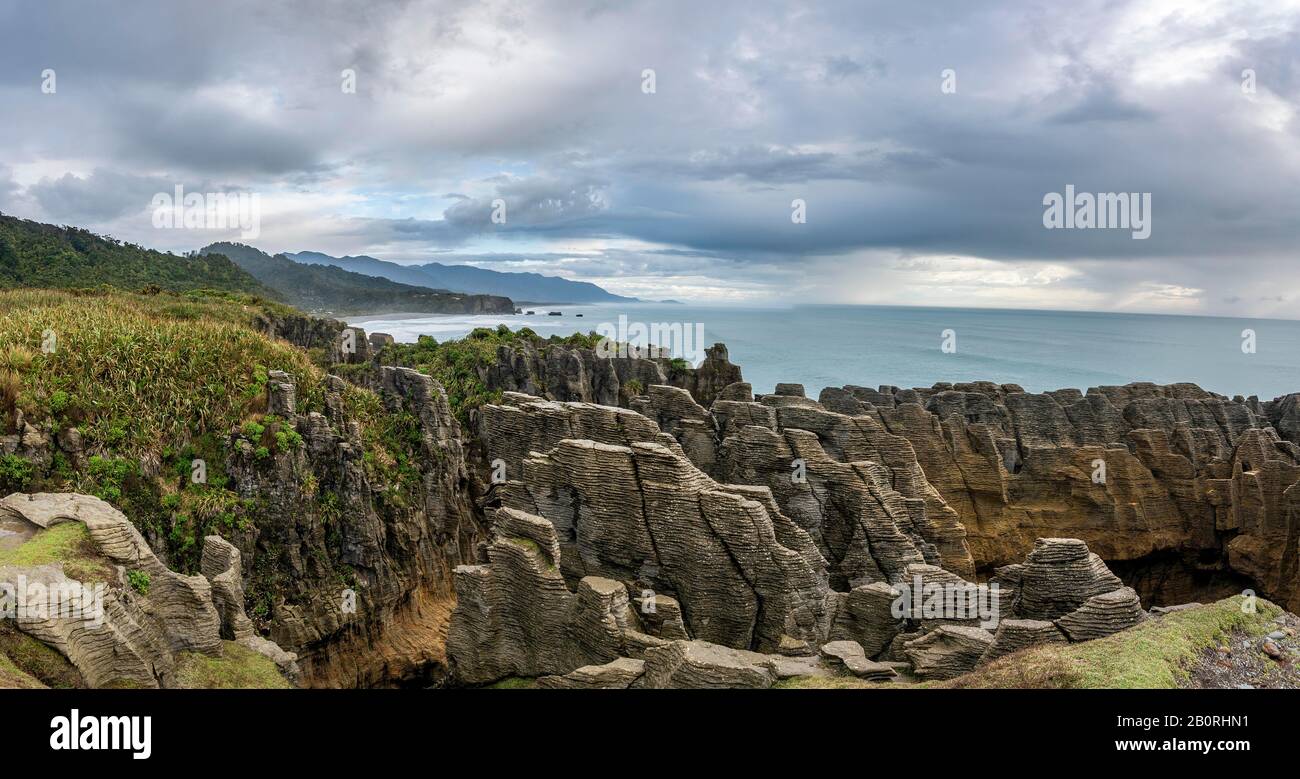 Coastal landscape with sandstone rocks, Pancake Rocks, Paparoa National ...