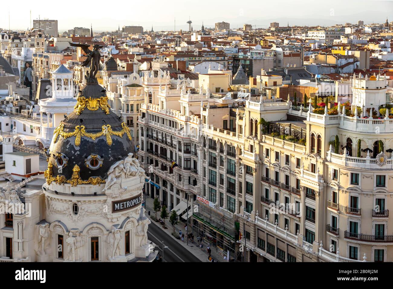 Metropolis House, Edificio Metropolis, with a view of the Gran Via ...