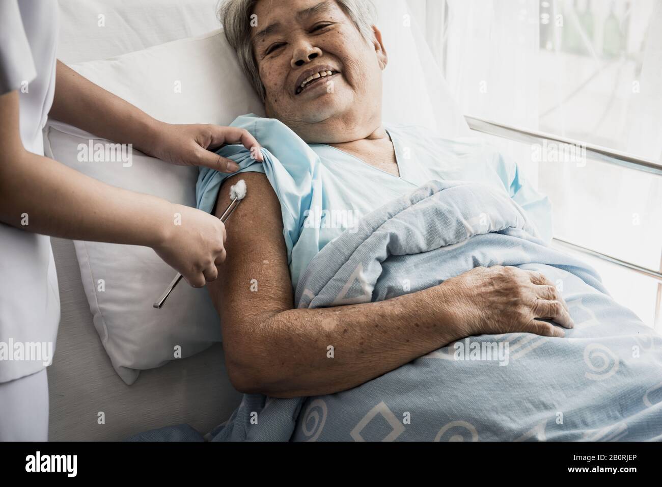 Nurse injections for elderly patients admitted to hospital Stock Photo ...