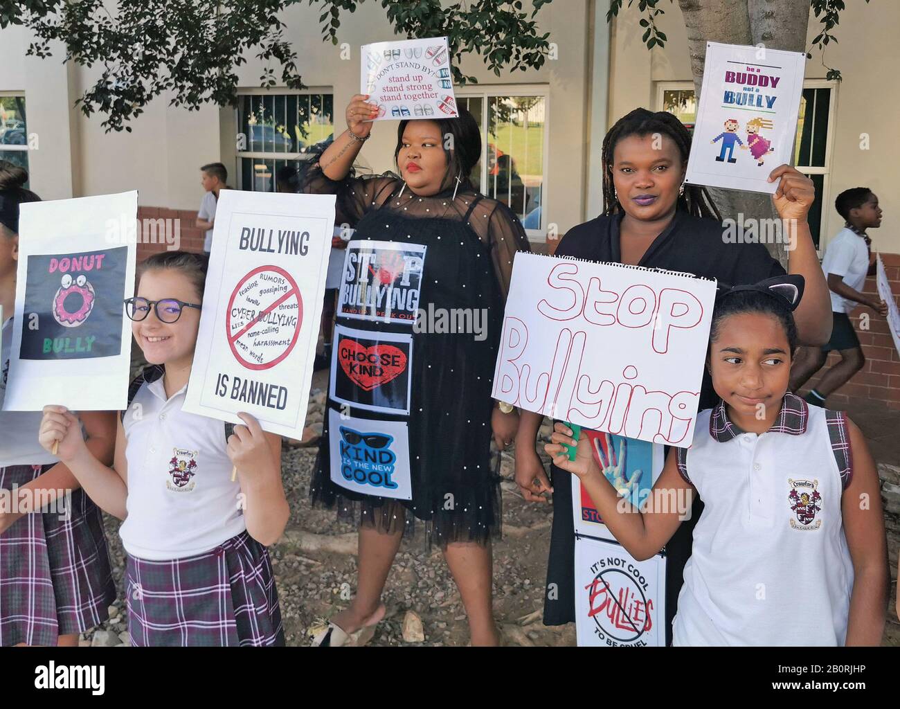 (200221) -- JOHANNESBURG, Feb. 21, 2020 (Xinhua) -- Students and ...
