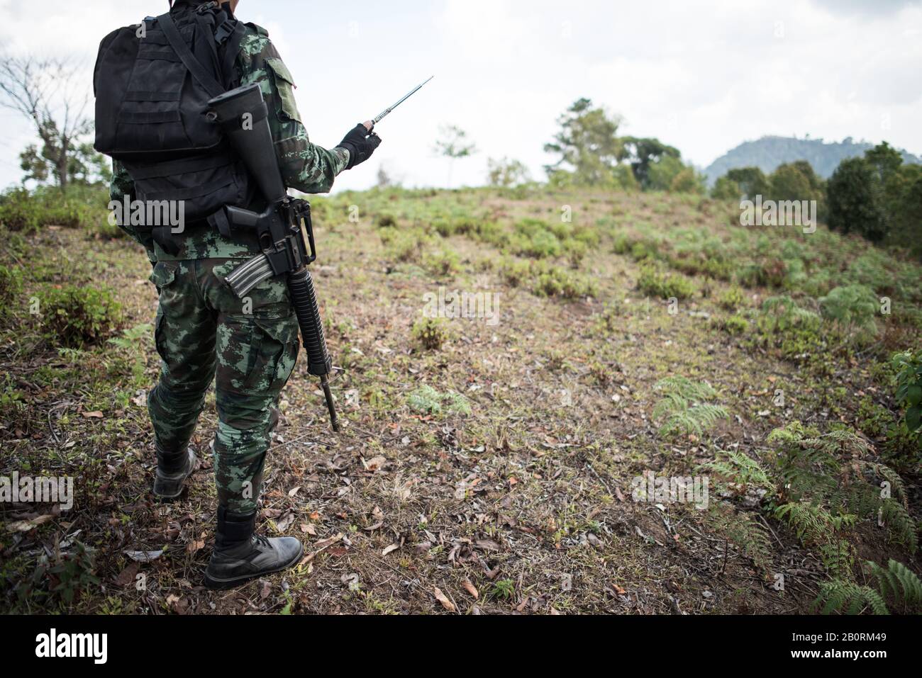 Soldier ready his weapon Stock Photo - Alamy