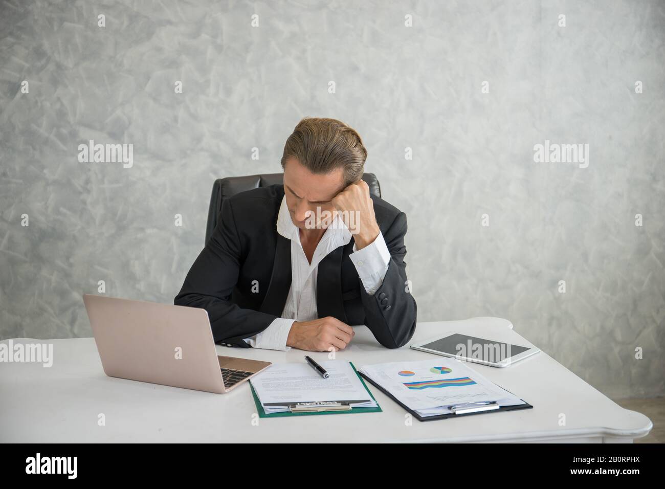 Business people fail office hi-res stock photography and images - Alamy