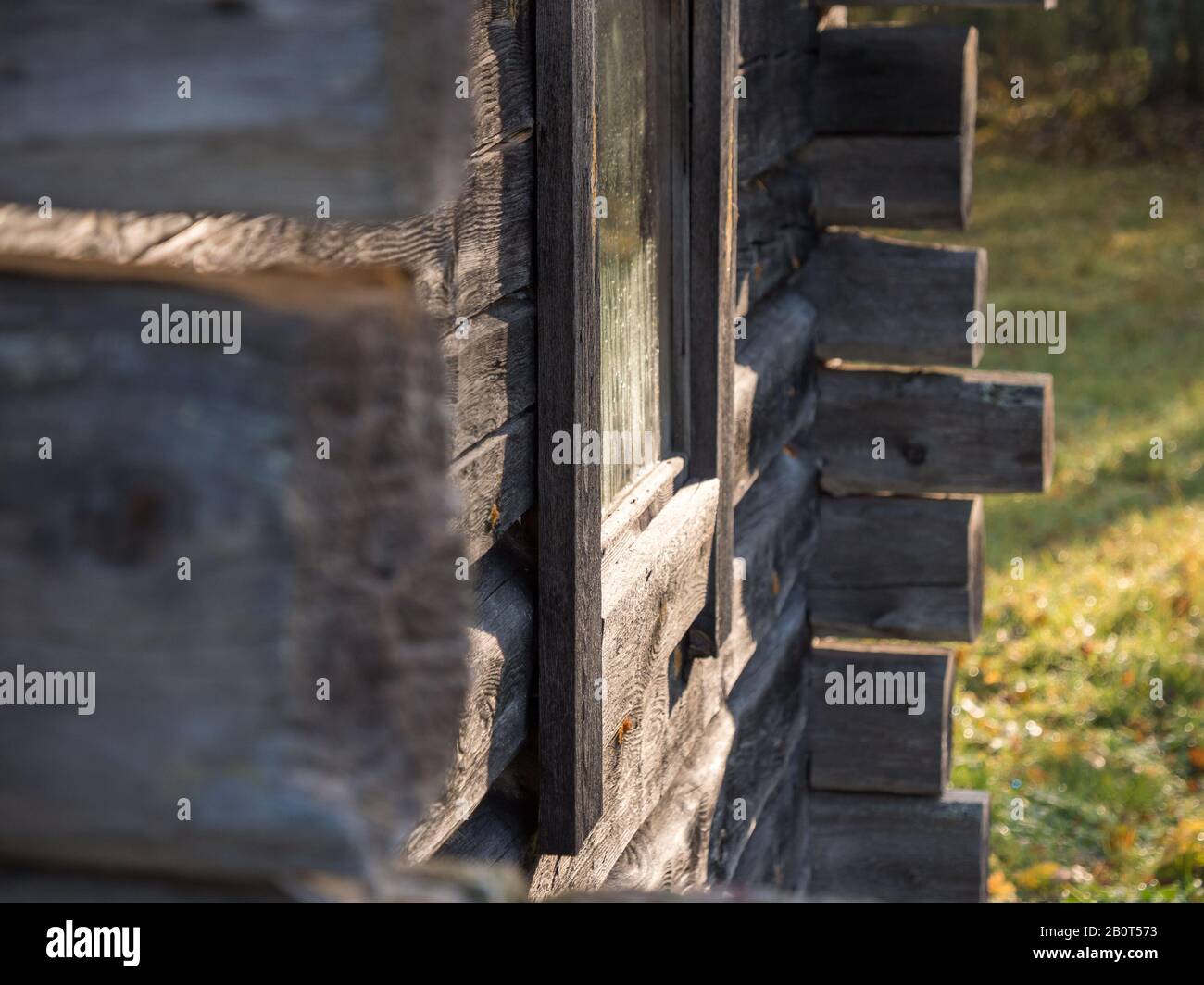 Greyed log wall of traditional wooden log shed Stock Photo - Alamy
