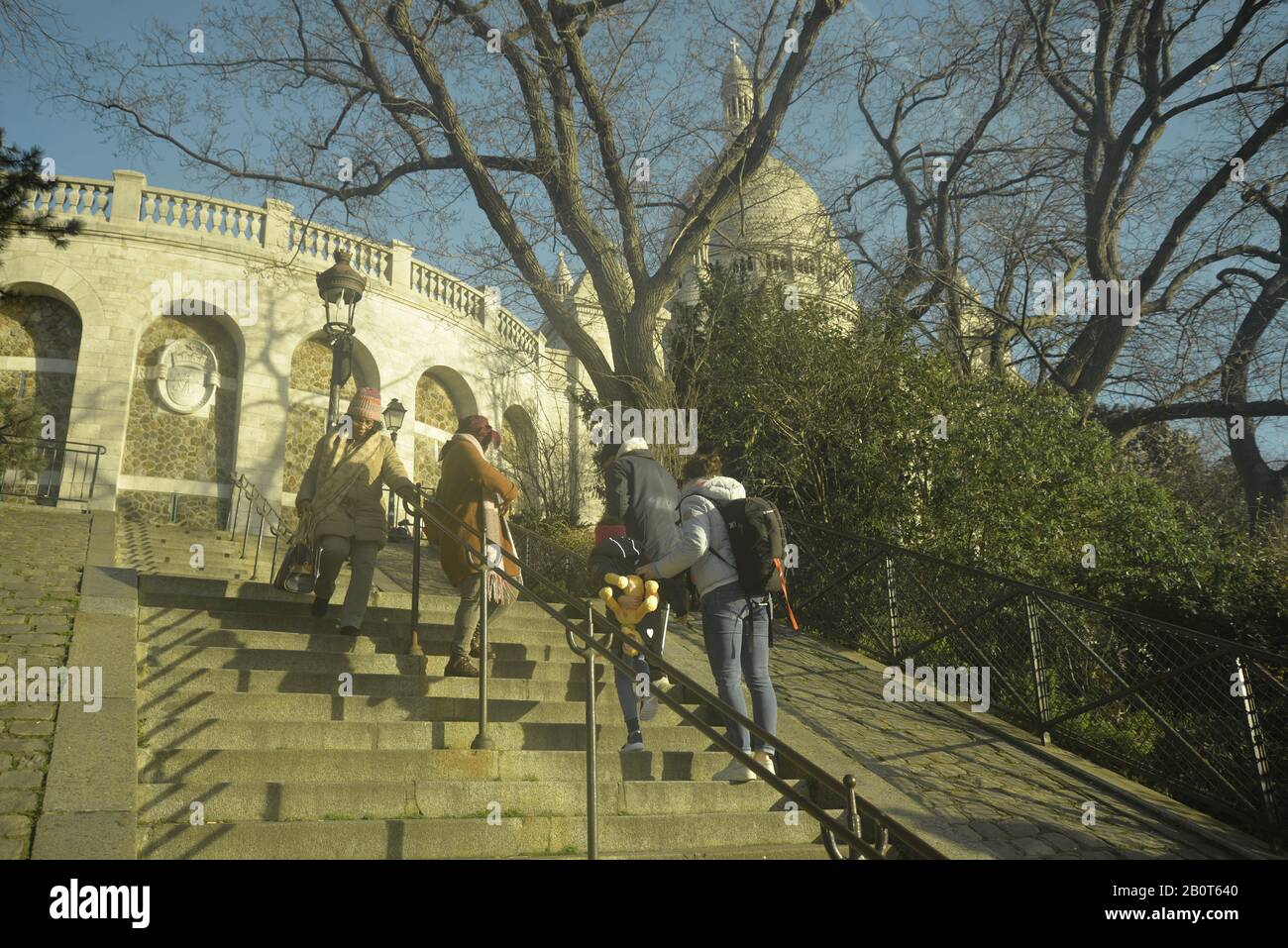 Climbing up a stairway to the Sacre Coeur, pasakdek Stock Photo - Alamy