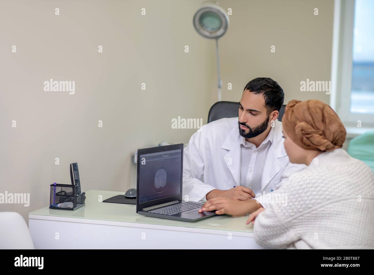 Doctor explaining patient hand hi-res stock photography and images - Alamy