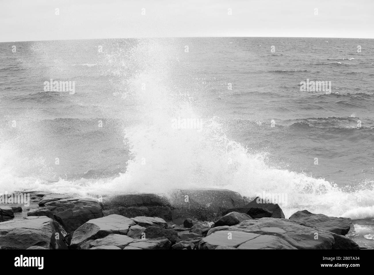 Lake waves crashing onto a rocky shore Stock Photo - Alamy