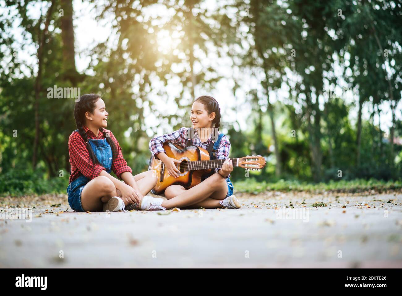 Two sisters sing hi-res stock photography and images - Alamy