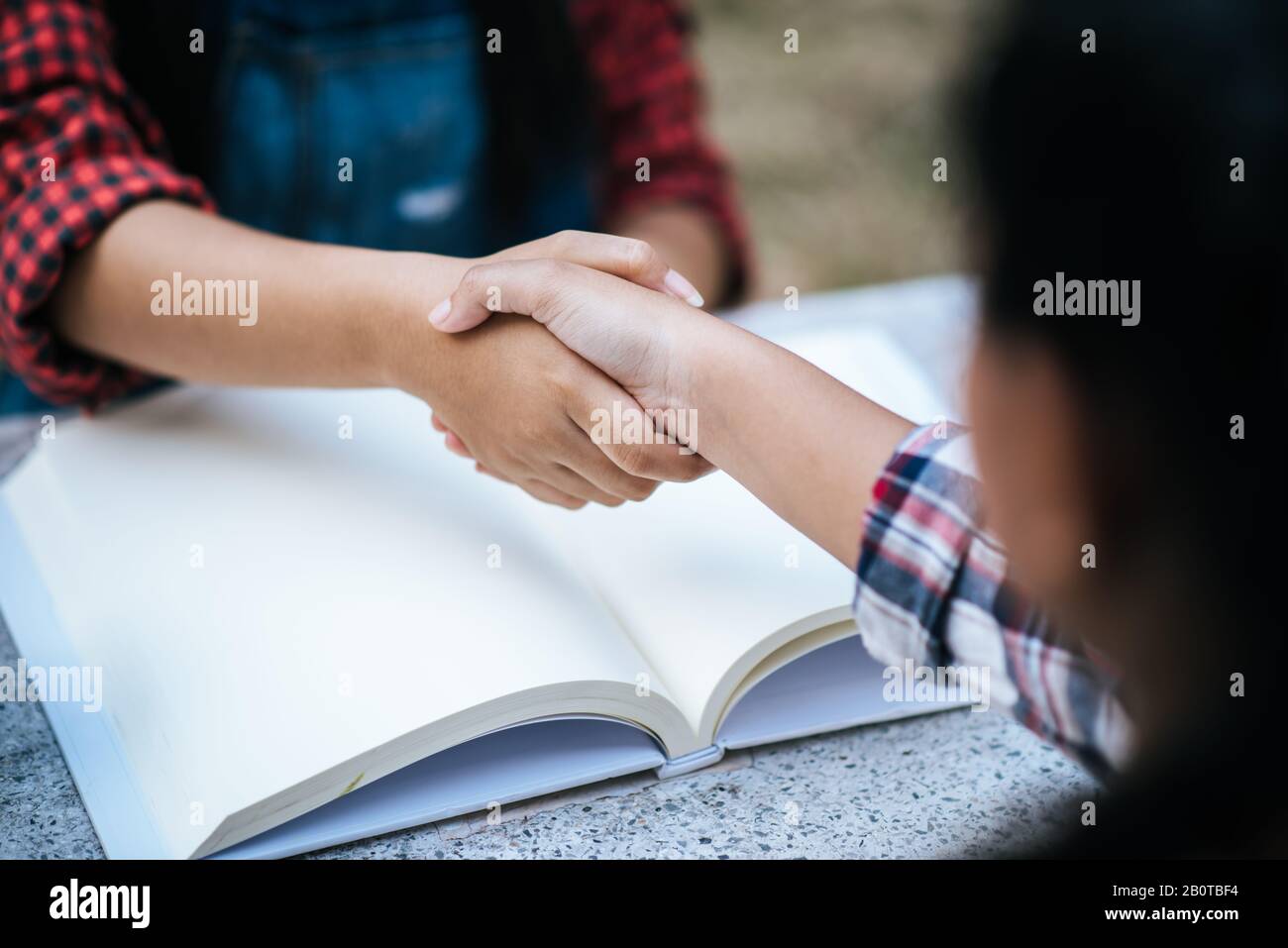 Students shaking hands university hi-res stock photography and images ...