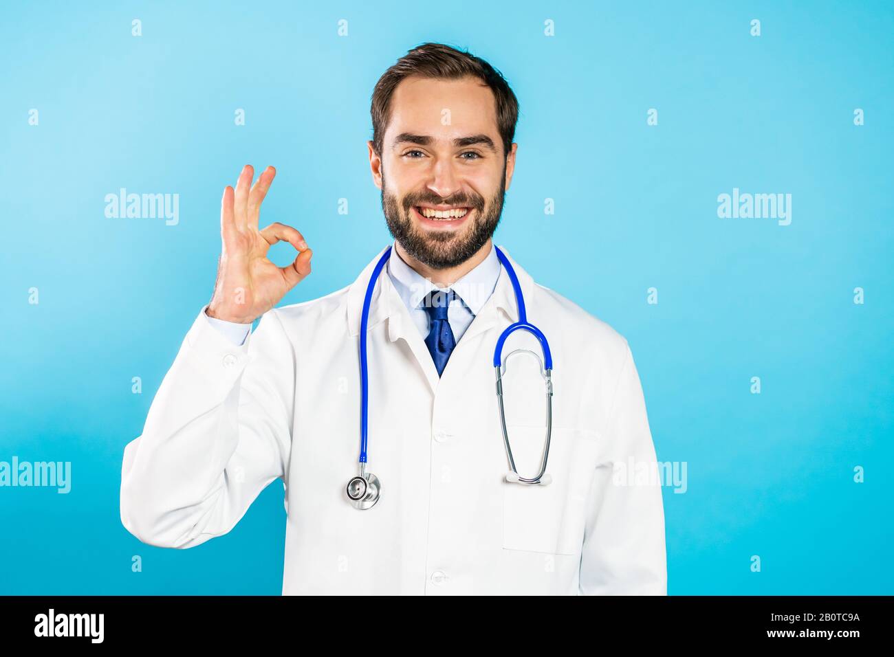 Doctor ok portrait positive smiling hi-res stock photography and images ...