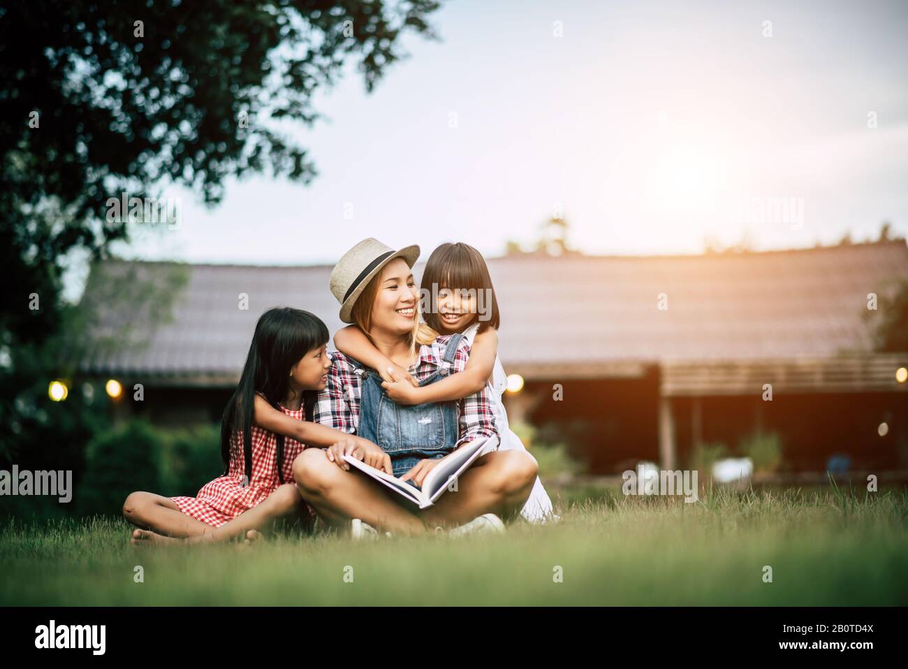 Kid telling a story to mom hi-res stock photography and images - Alamy