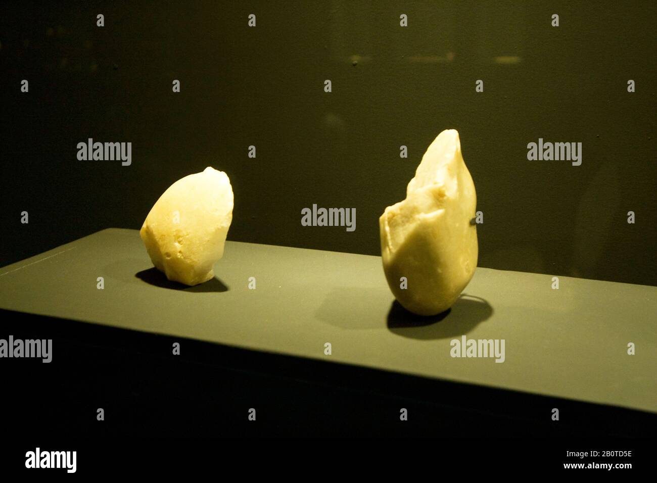 Objetos líticos lascados unifacialmente com idade entre 100000 e 35000 ...