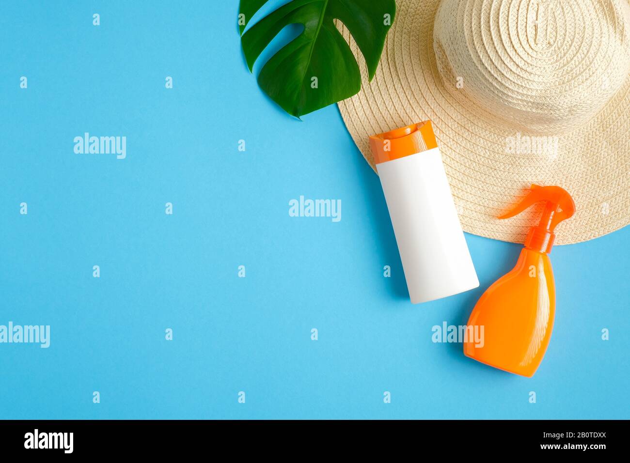Sunscreen products on beach hi-res stock photography and images - Alamy