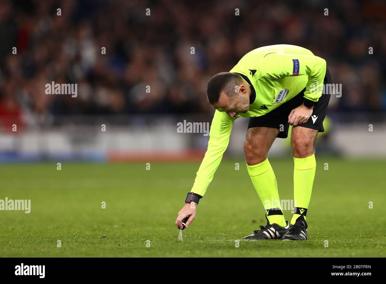 Referee vanishing spray hi-res stock photography and images - Alamy