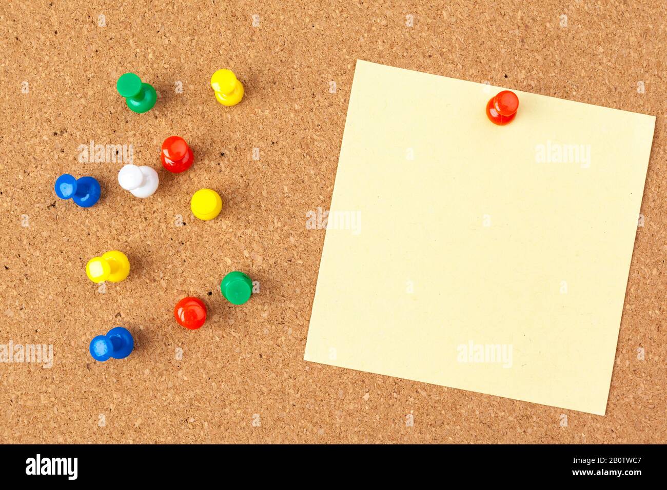 note paper pined on brown cork board background Stock Photo - Alamy