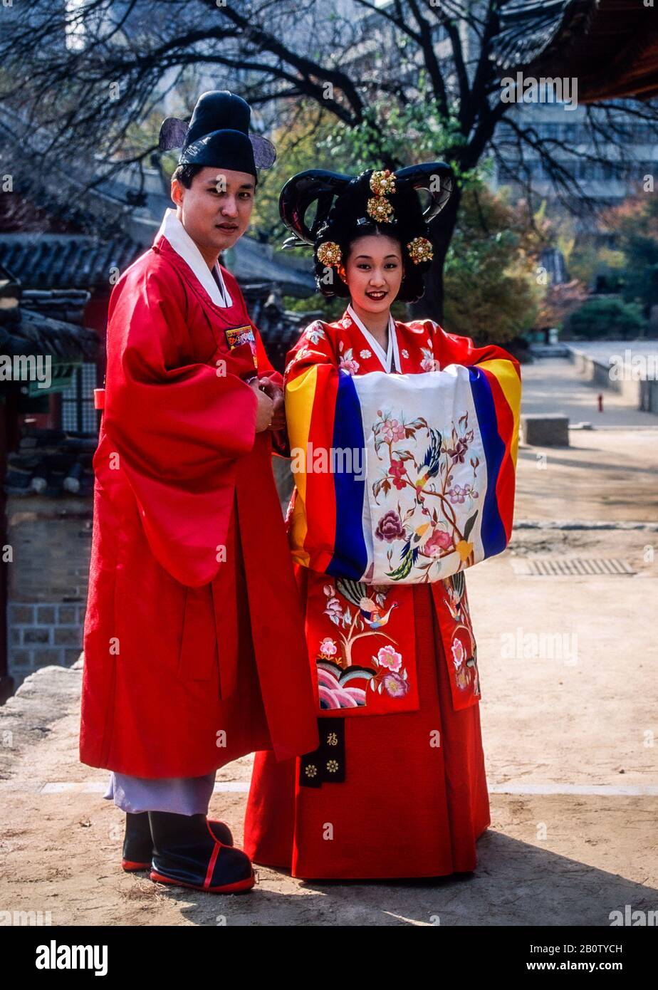 Bride and groom, wedding couple, Deoksugung, Seoul, South Korea, April ...