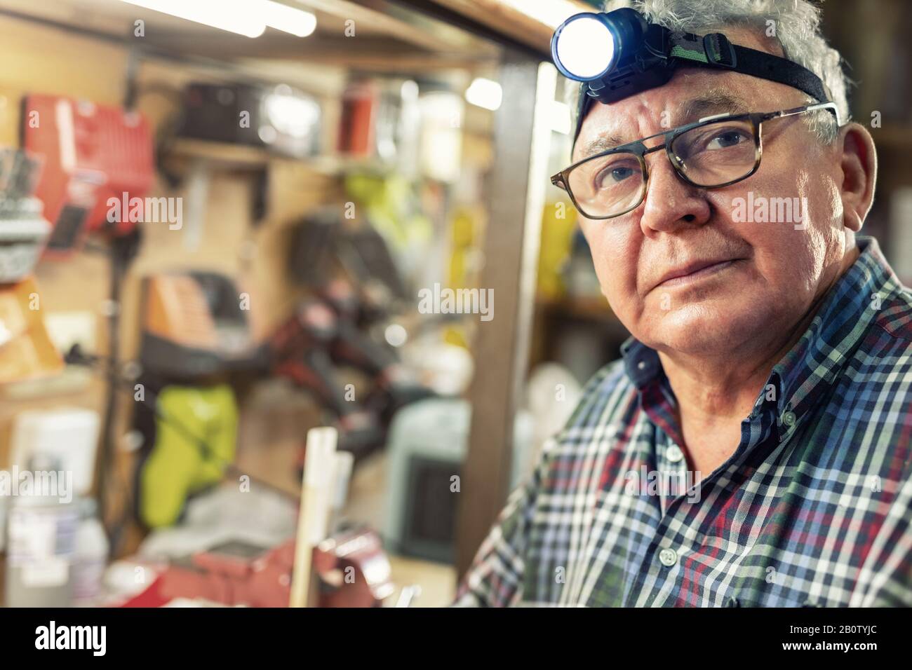 Handyman senior hi-res stock photography and images - Alamy
