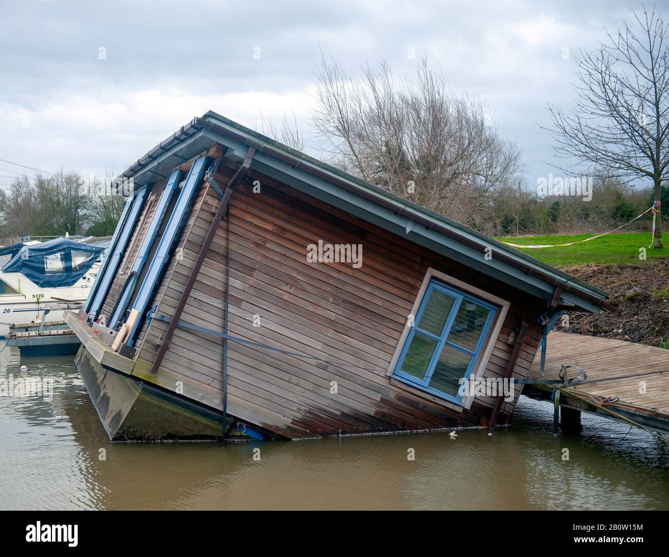 House boat topples due to flooding at Pillings Lock Marina, Quorn ...