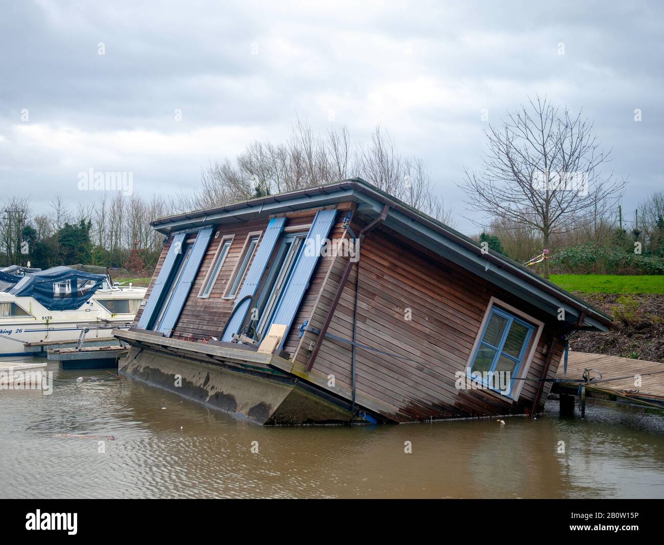 House boat topples due to flooding at Pillings Lock Marina, Quorn ...