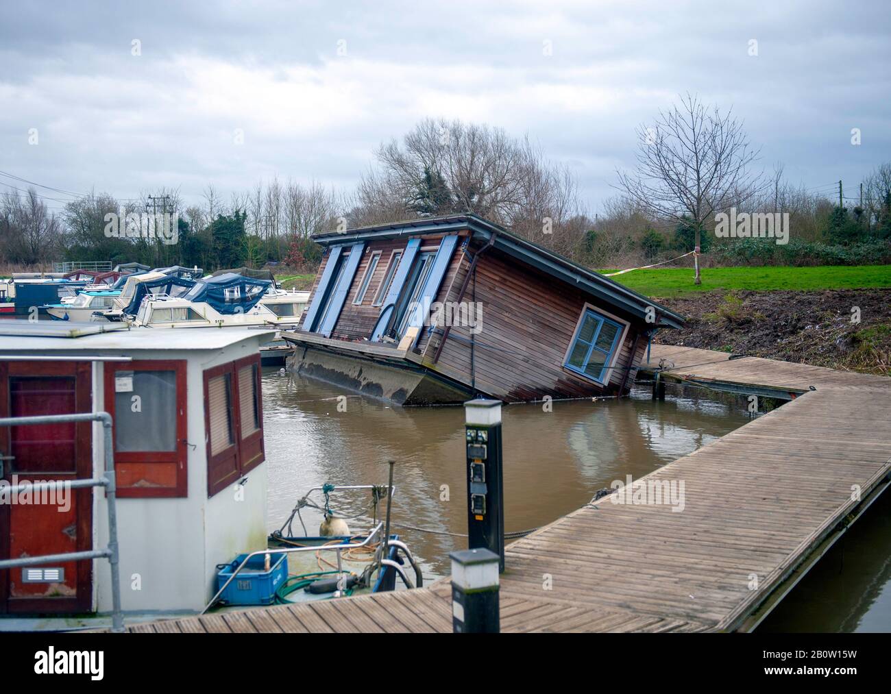 House boat topples due to flooding at Pillings Lock Marina, Quorn ...