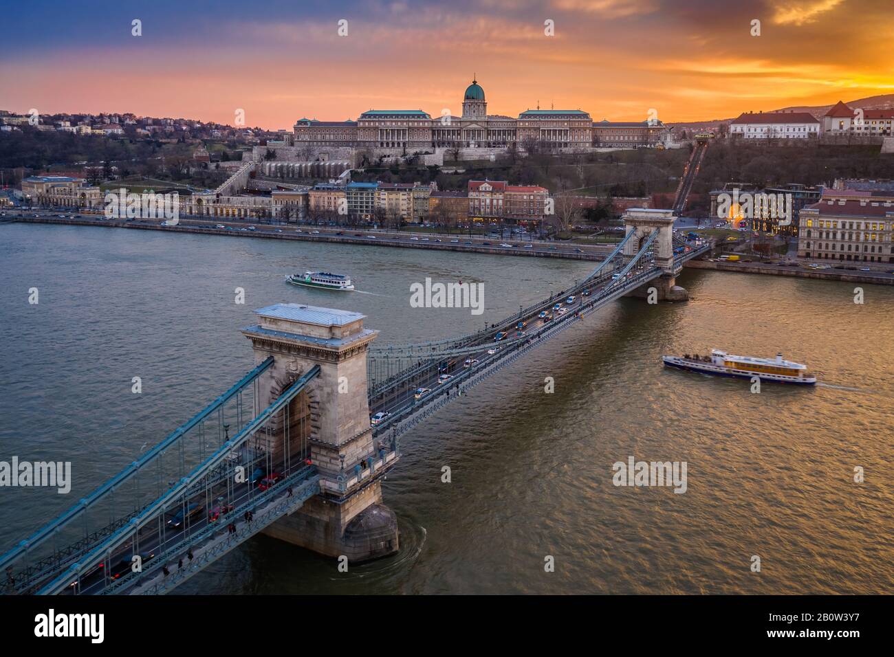 Chain bridge and buda castle hi-res stock photography and images - Alamy
