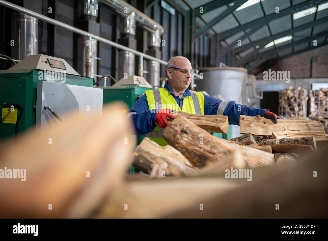 Man working in reclaimed timber hi-res stock photography and images - Alamy