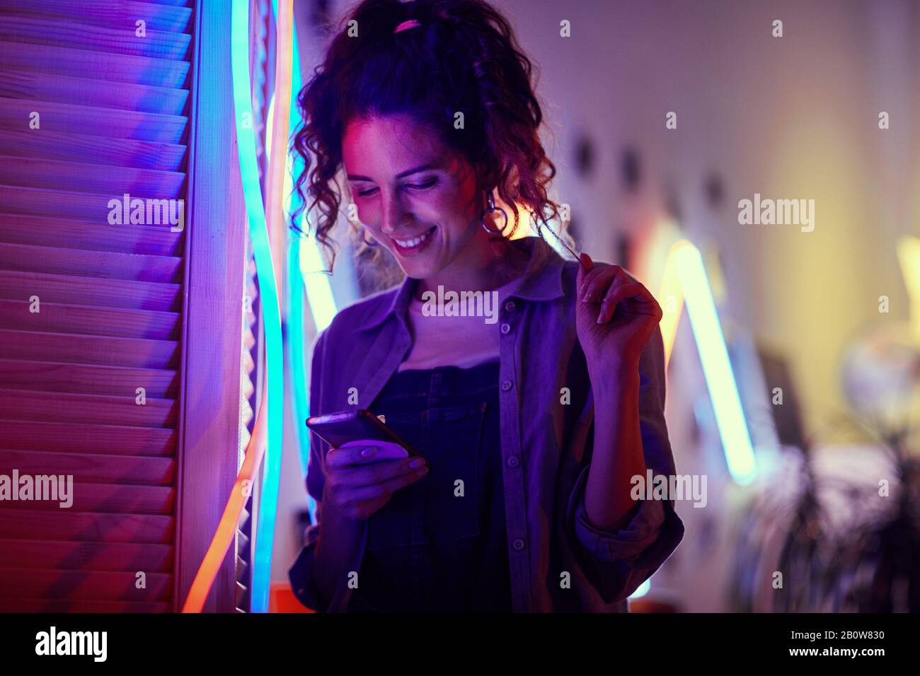 Mobile phone text women hi-res stock photography and images - Alamy