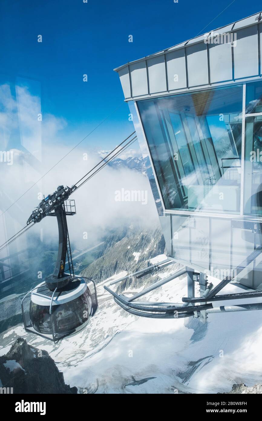 Punta helbronner station hi-res stock photography and images - Alamy