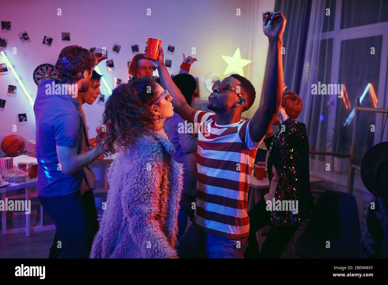 Young people dancing party hi-res stock photography and images - Alamy