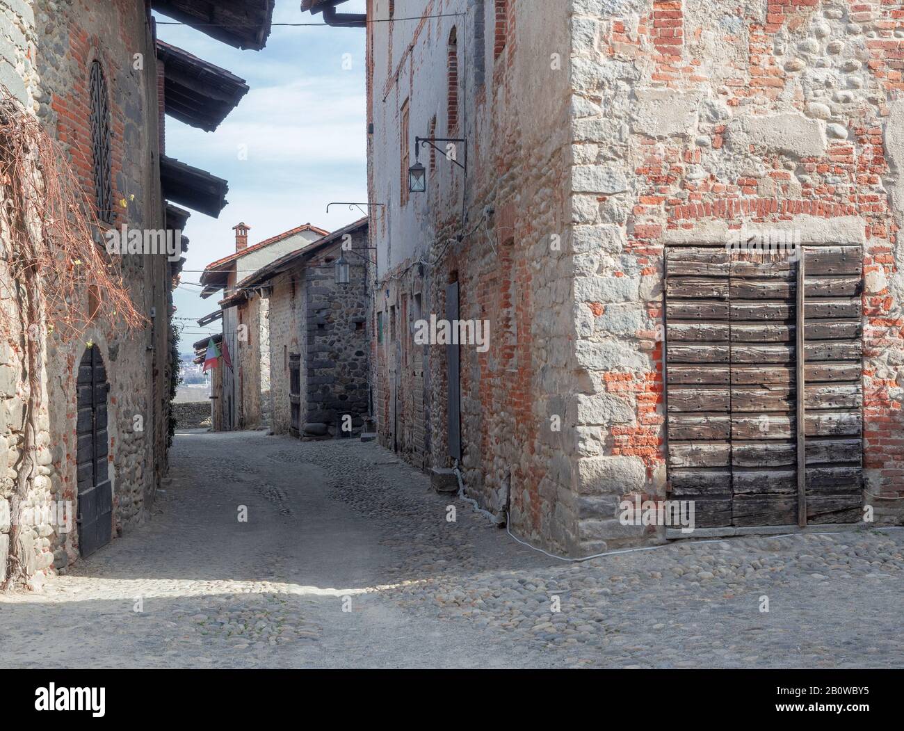 Medieval cobblestone street fortified village hi-res stock photography ...