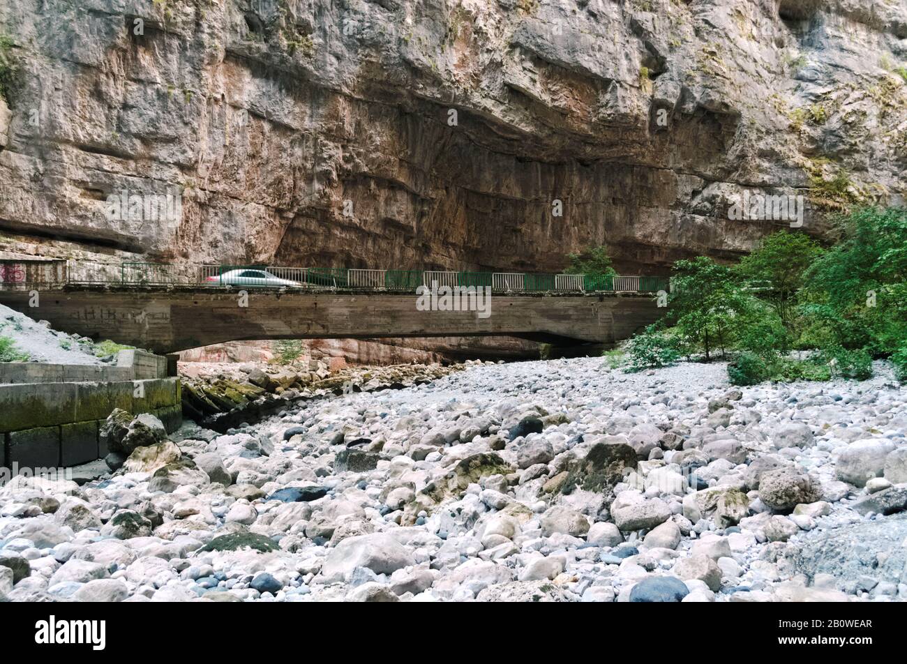 Car over cliff hi-res stock photography and images - Alamy