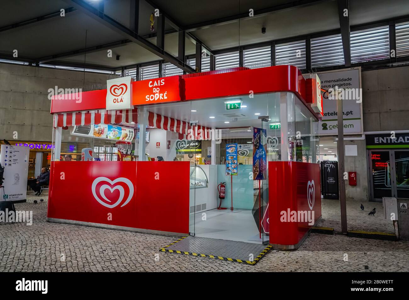Inside a train station hi-res stock photography and images - Alamy