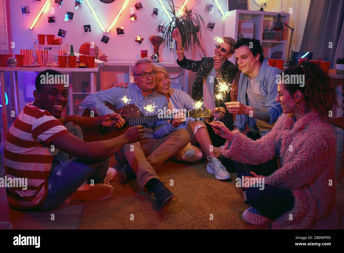 People sitting singing hi-res stock photography and images - Alamy