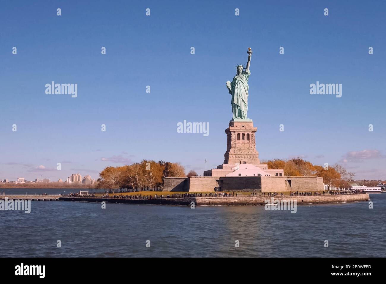 Tourist immigrant statue icon hi-res stock photography and images - Alamy