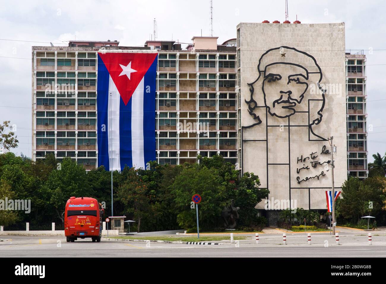 Mural monumental al che guevara hi-res stock photography and images - Alamy