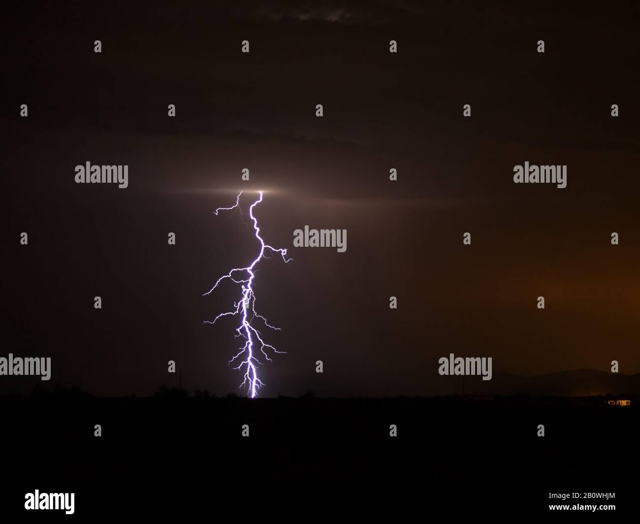 Single lightning bolt hi-res stock photography and images - Alamy