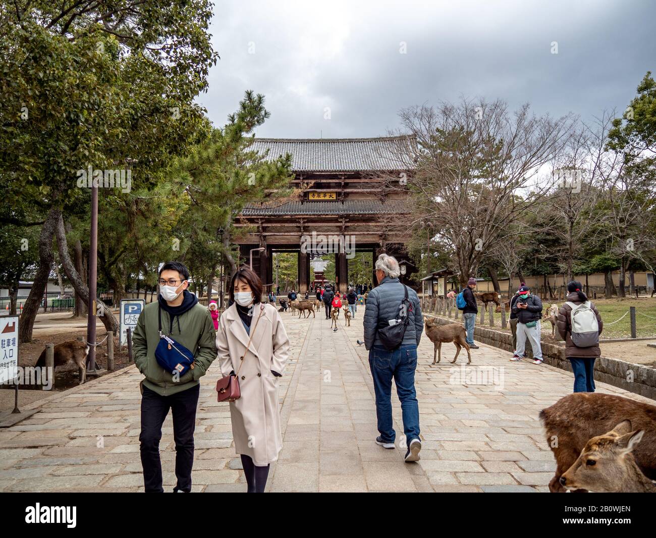 Japanese wearing surgical masks hi-res stock photography and images - Alamy