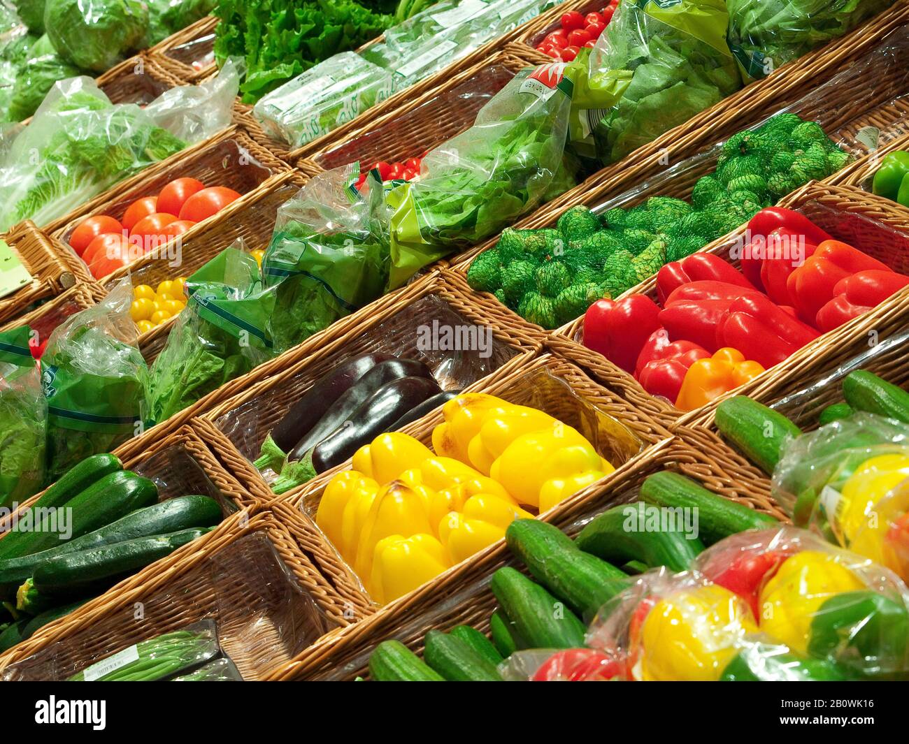 Supermarket, vegetable counter Stock Photo - Alamy