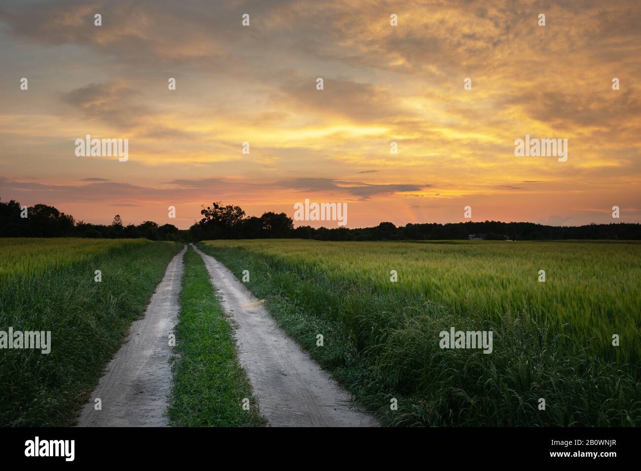 Sunset through cloudscape hi-res stock photography and images - Alamy