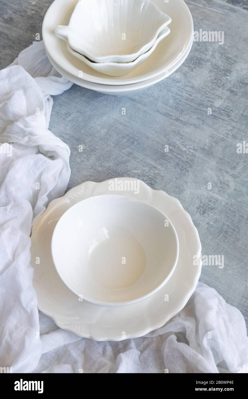 White ceramic plates hi-res stock photography and images - Alamy
