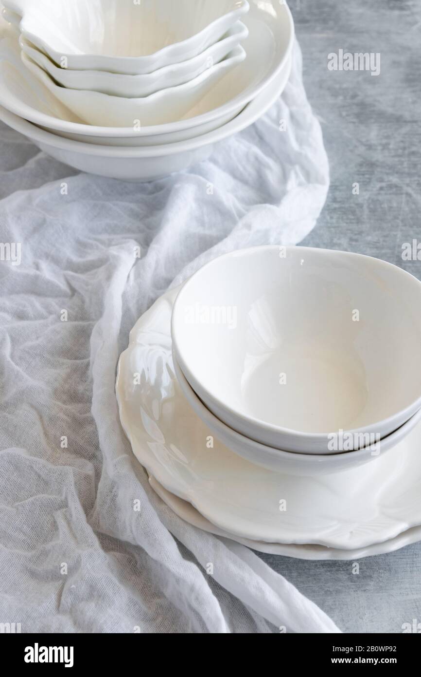 White ceramic plates hi-res stock photography and images - Alamy