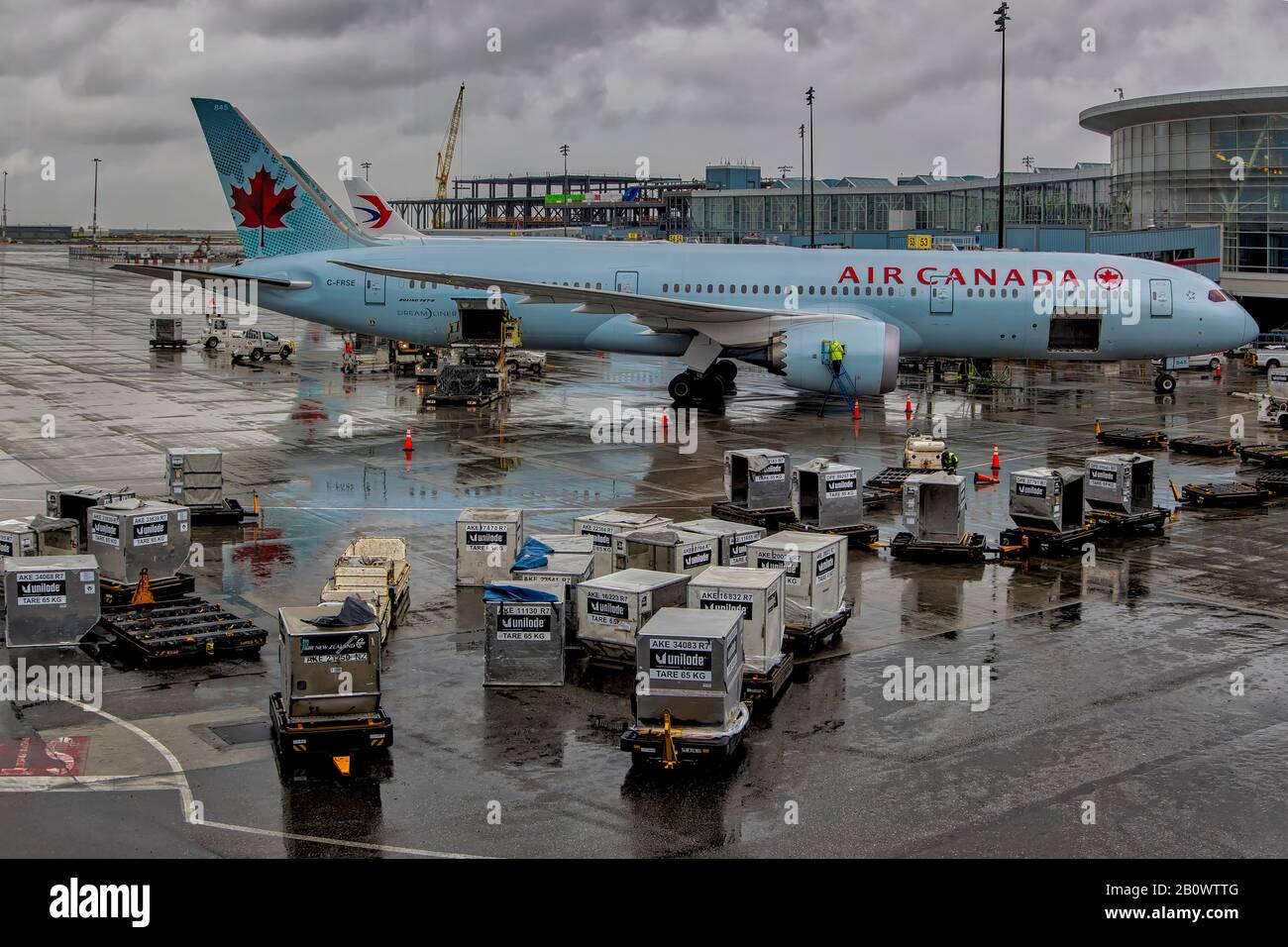 Boeing 787 loading at Vancouver International Stock Photo - Alamy
