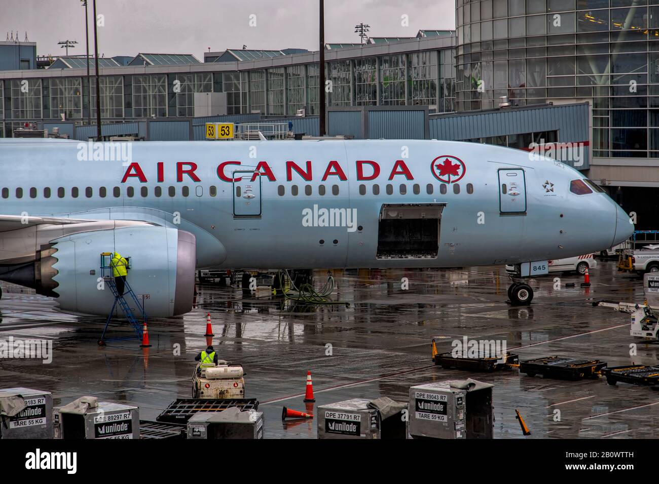 Boeing 787 loading at Vancouver International Stock Photo - Alamy
