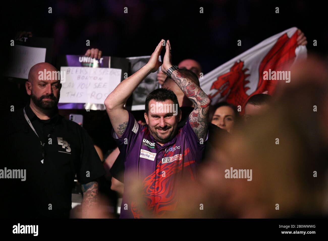 English professional darts player hi-res stock photography and images ...