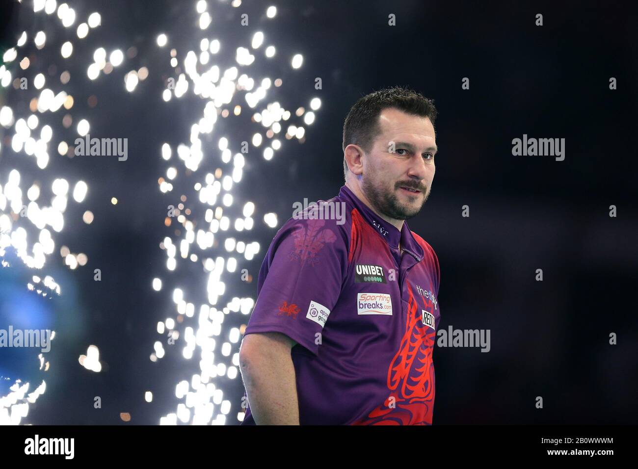 English professional darts player hi-res stock photography and images ...