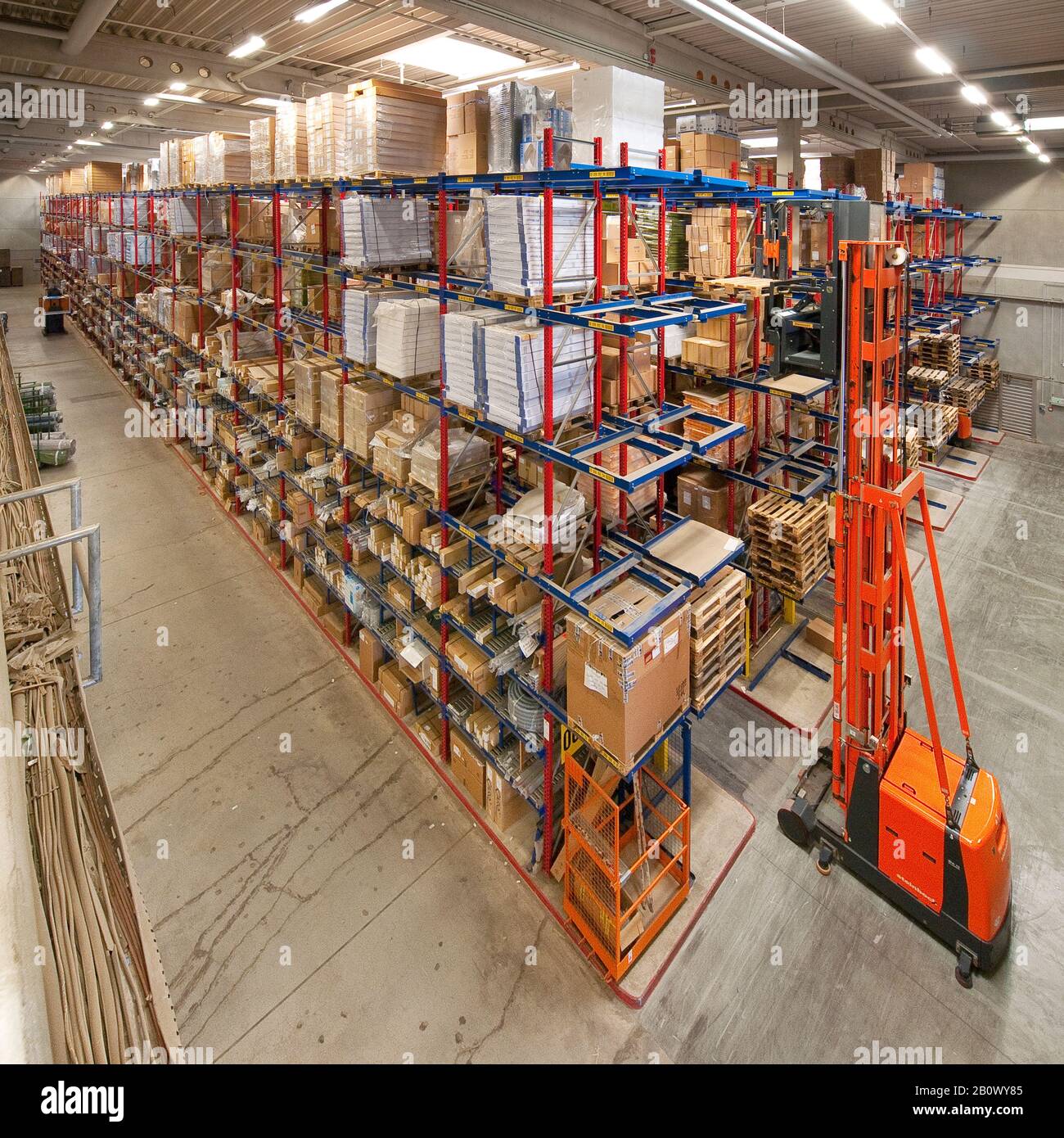 Logistics transporting hi-res stock photography and images - Alamy